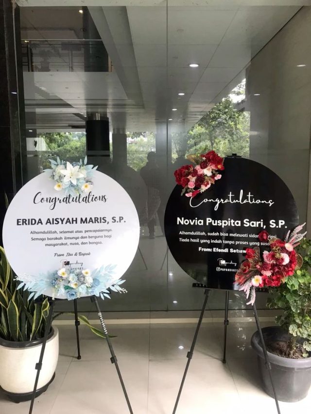 Mengembangkan Usaha Papan Bunga Akrilik